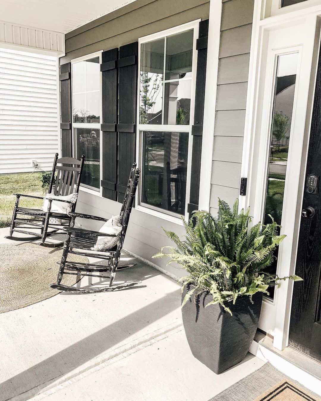 29 Front Porch Furniture Ideas To Create A Warm Entrance
