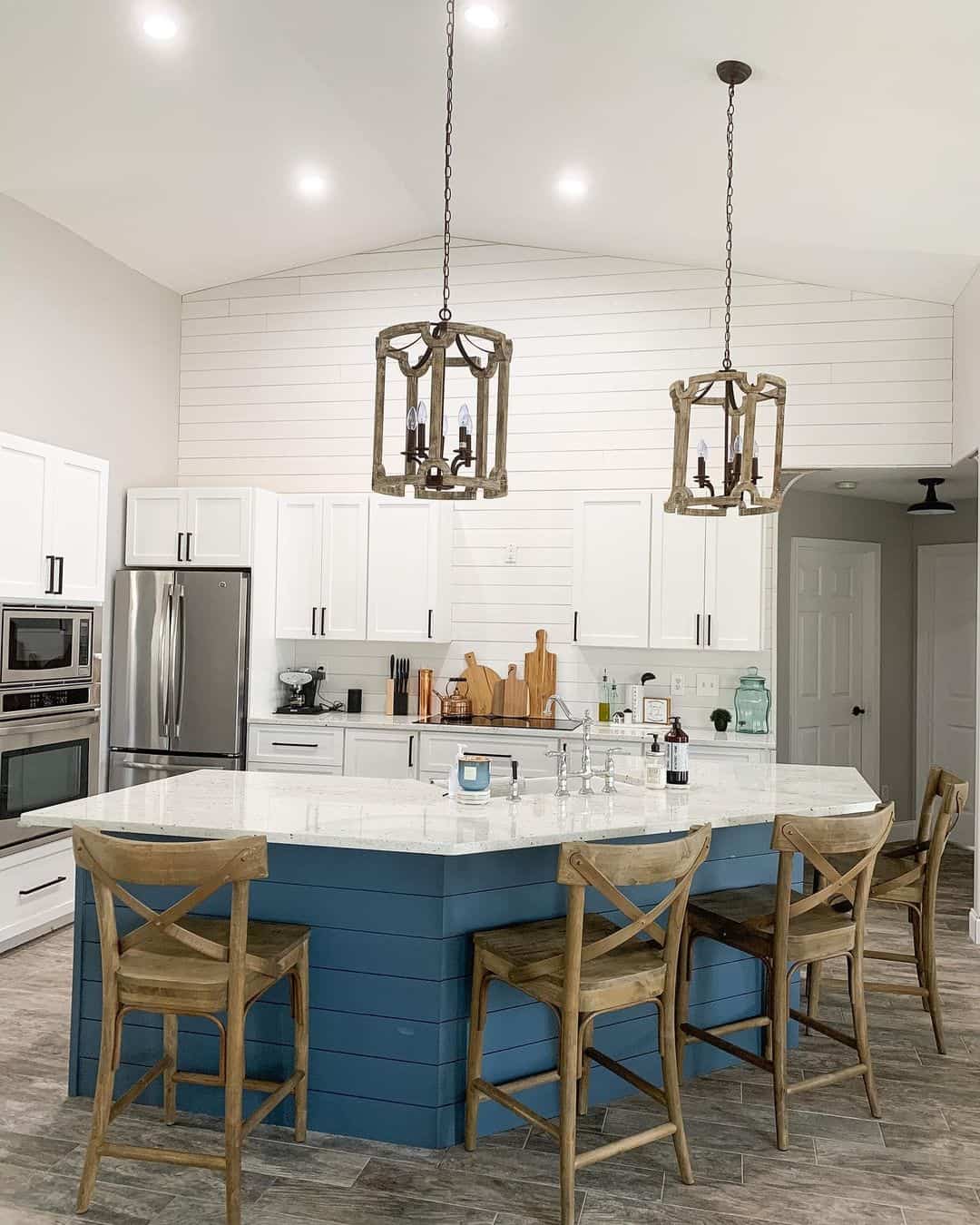 35 Impressive Ways to Style Two Pendant Lights Over a Kitchen Island