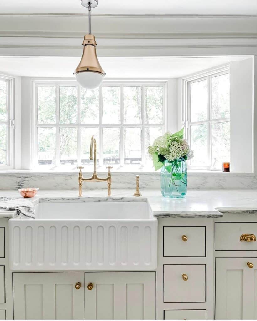 29 Enticing Gold Cabinet Knobs for a Quick Kitchen Refresh