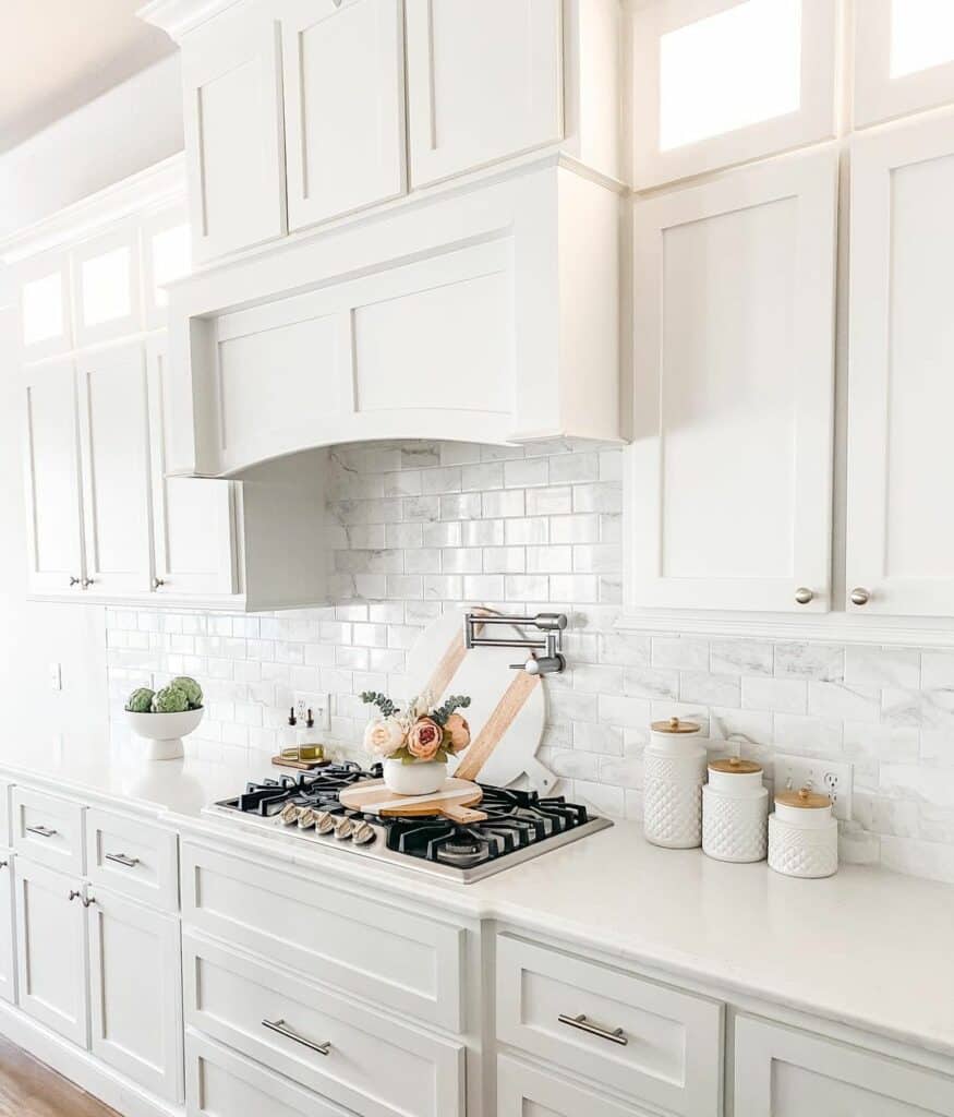 29 White Cabinet Kitchen Backsplash Ideas for Any Aesthetic
