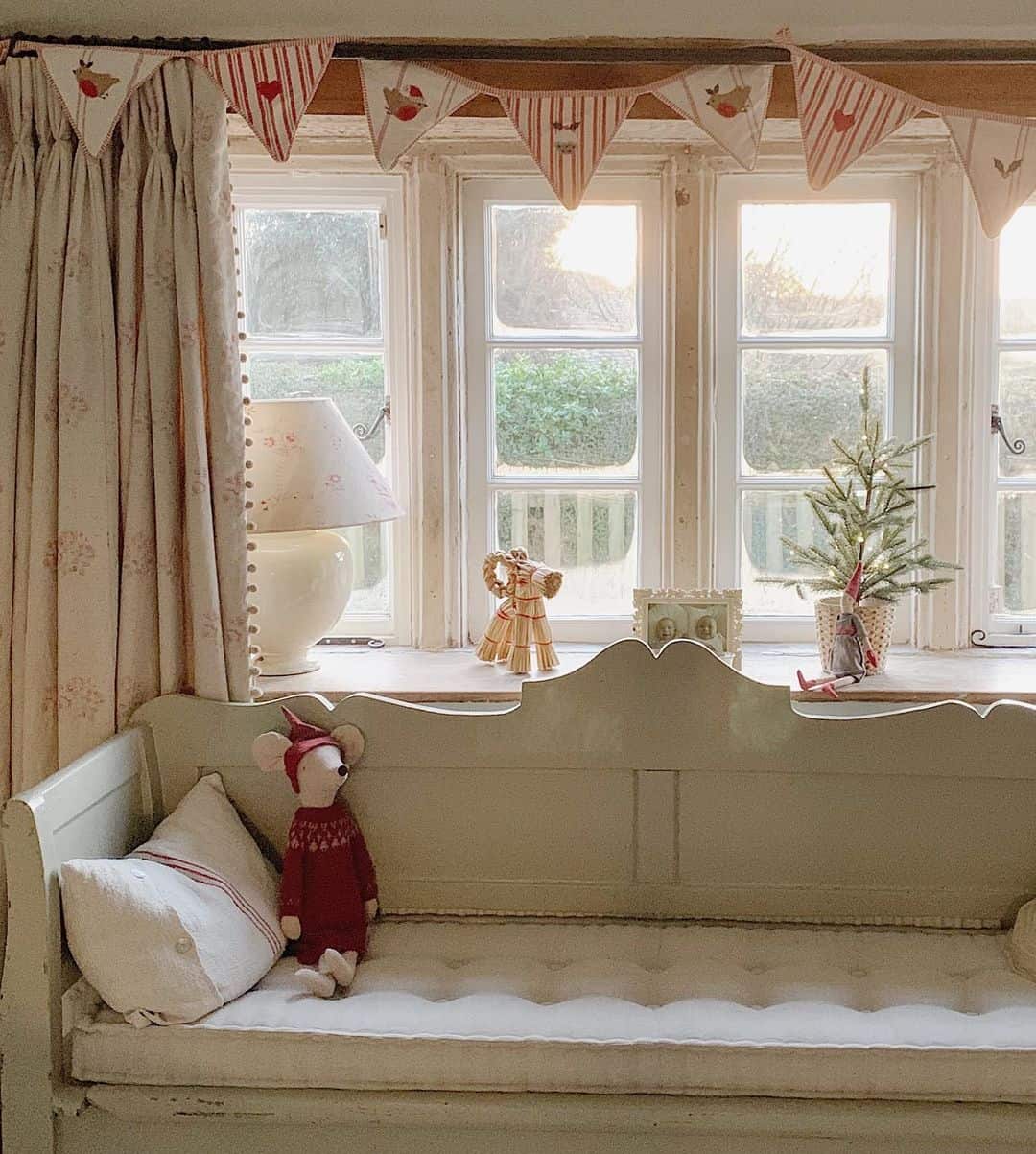 30 Simply Executed Window Décor Ideas For Your Home