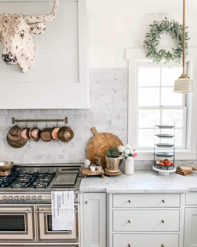 29 White Cabinet Kitchen Backsplash Ideas for Any Aesthetic