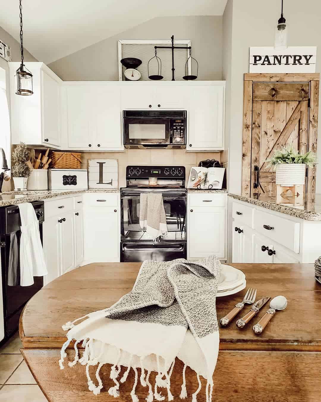 32 Ways to Dress Up Kitchen Handles in Black For Every Style