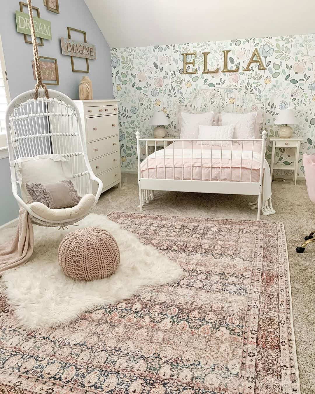 35 Cute Wallpaper for Girl’s Room Ideas for All Styles