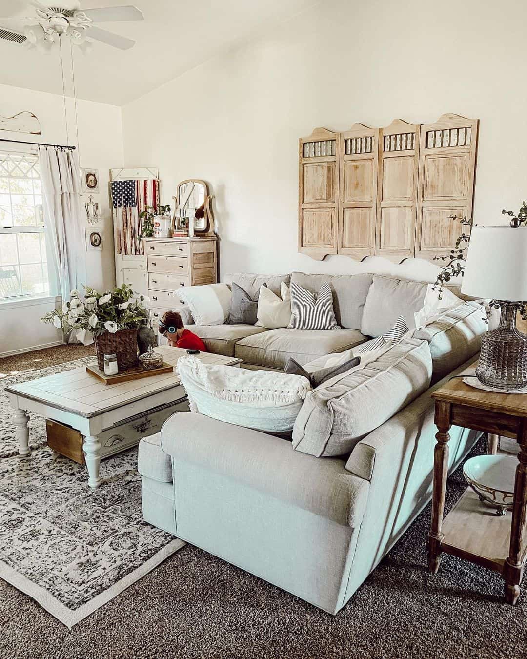 29 Summer Living Room Décor Ideas to Help Savor the Season