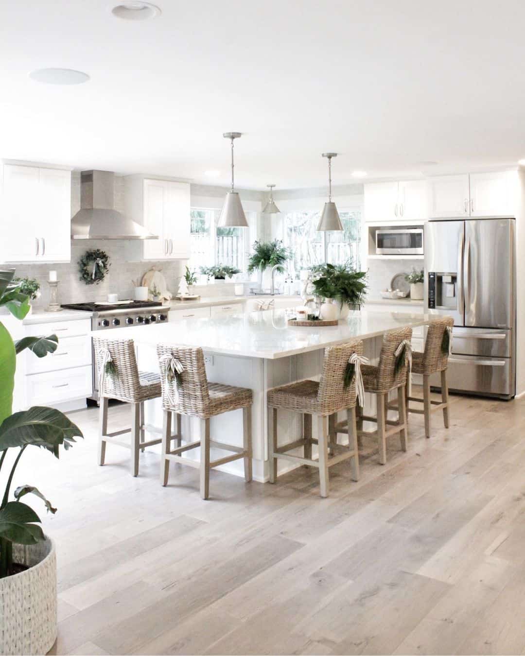 36 Trendy Farmhouse Kitchen Island Ideas for a Spacious Look