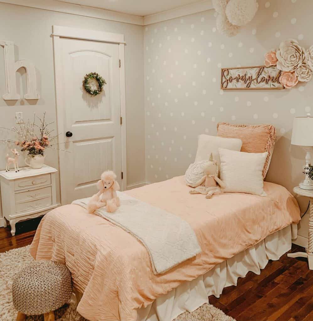 35 Cute Wallpaper for Girl’s Room Ideas for All Styles