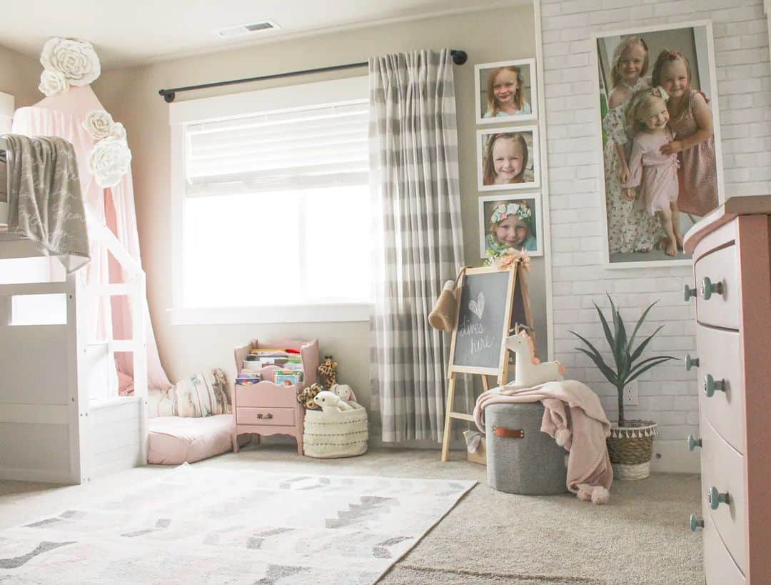 35 Cute Wallpaper for Girl’s Room Ideas for All Styles