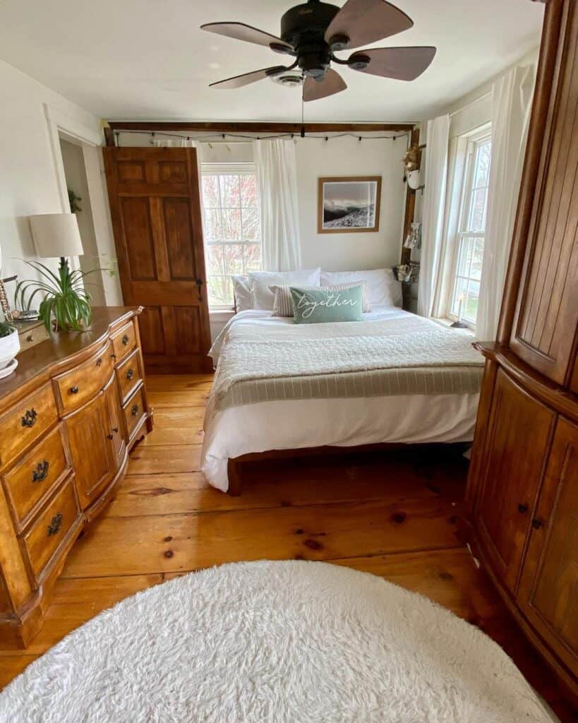 26 Farmhouse Windows to Brighten Your Interior