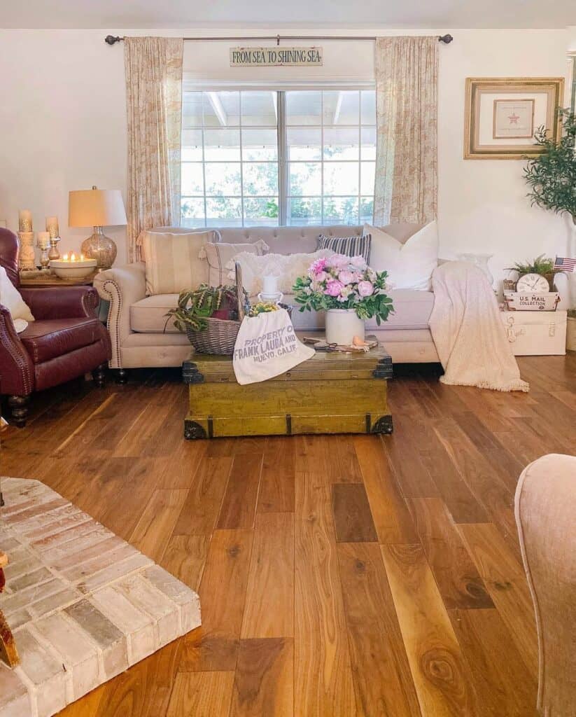 29 Summer Living Room Décor Ideas to Help Savor the Season