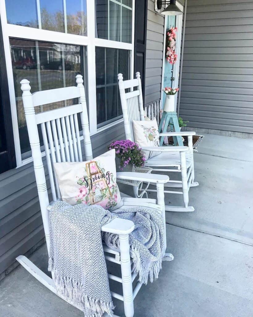 29 Front Porch Furniture Ideas To Create A Warm Entrance