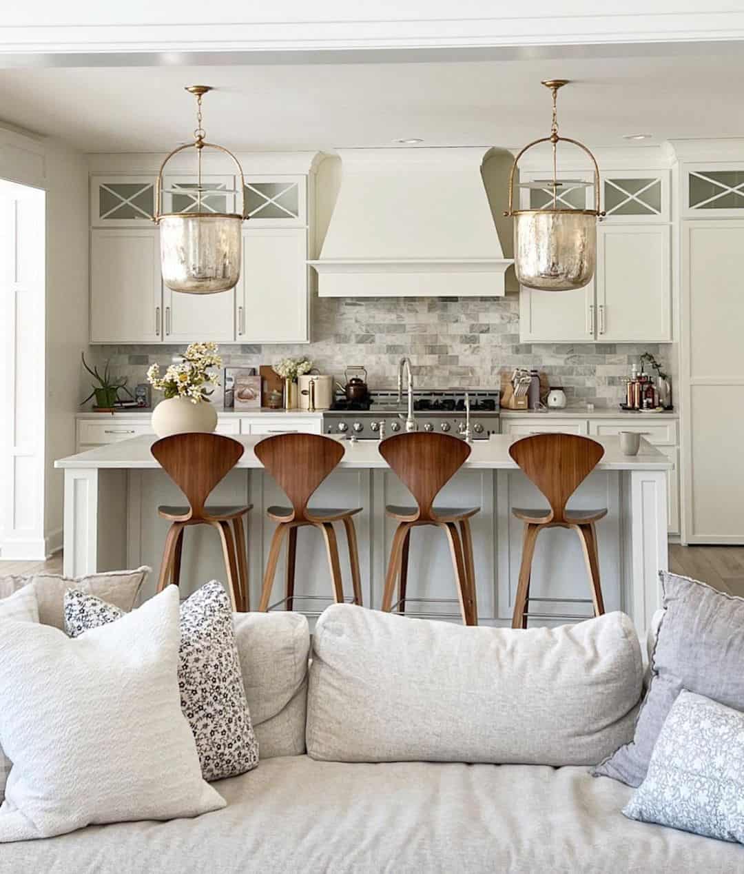 35 Impressive Ways to Style Two Pendant Lights Over a Kitchen Island