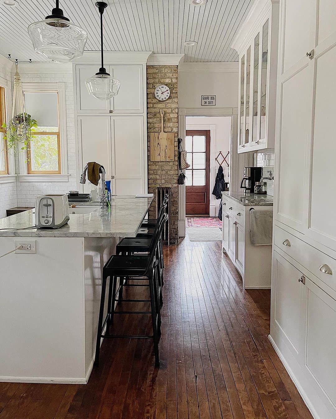 36 Trendy Farmhouse Kitchen Island Ideas for a Spacious Look