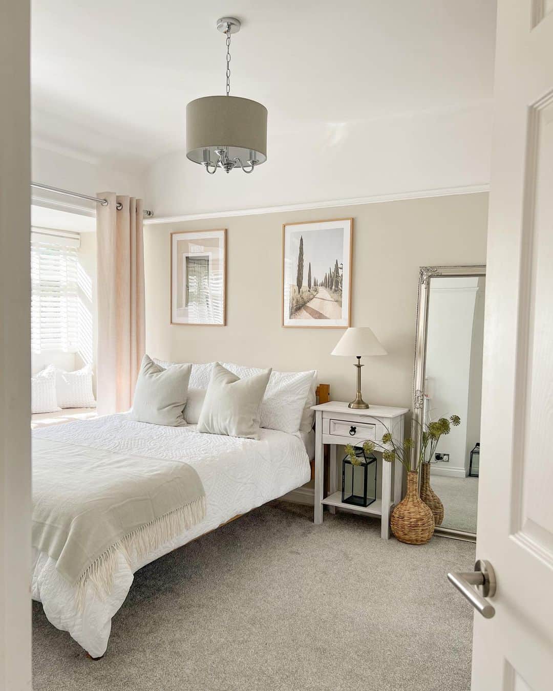 29 Modern Above Bed Décor Ideas for Your Bedroom