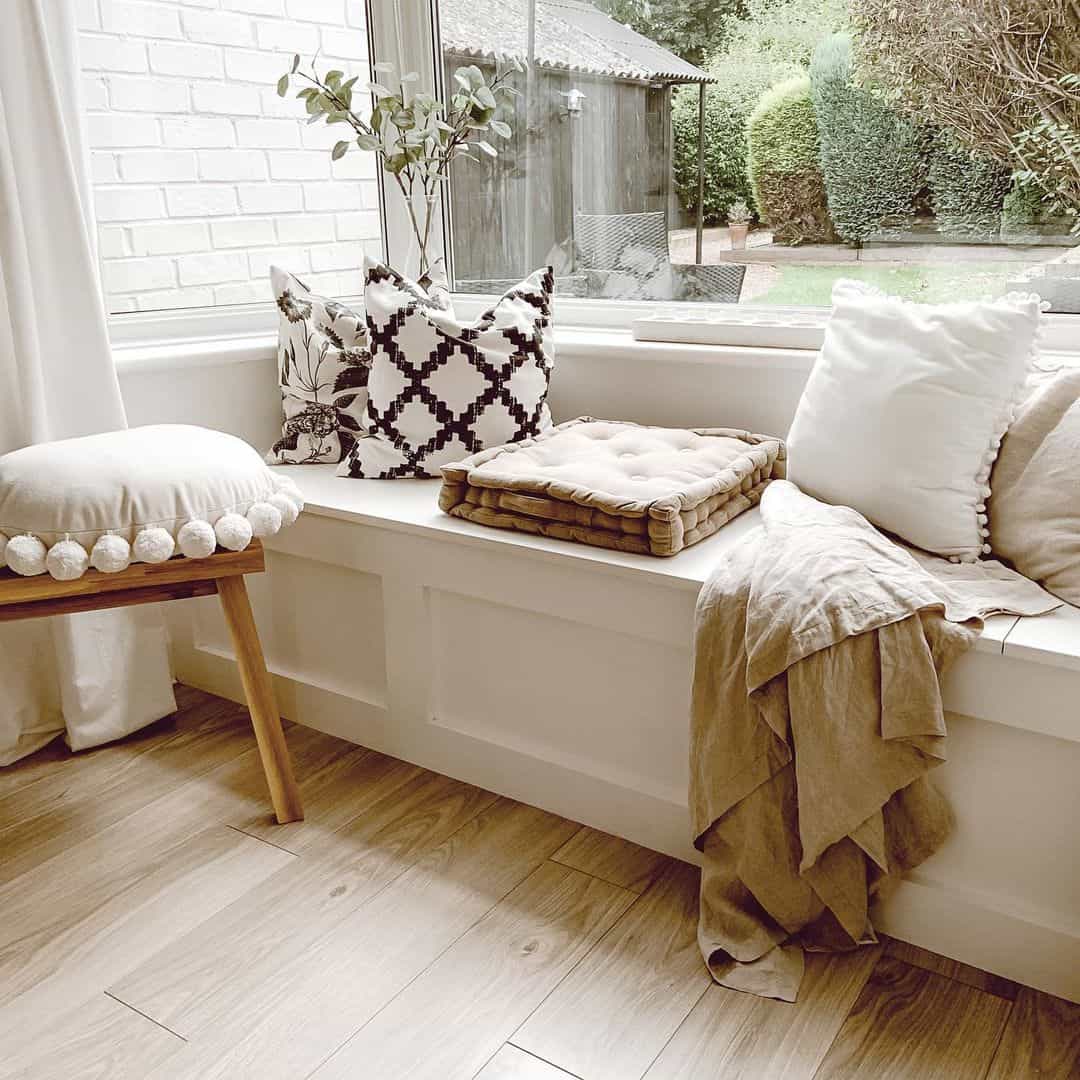 10 Bay Window Seating Ideas For Your Personal Retreat