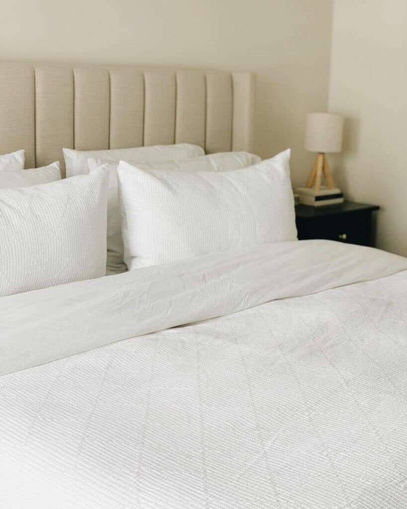 29 White Bedroom Ideas To Refresh Your Sleeping Space