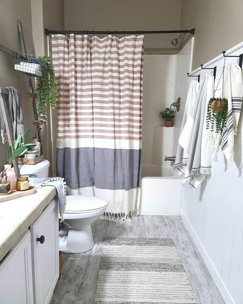 30 Small Bathroom Shower Curtain Ideas for a Refreshing Look