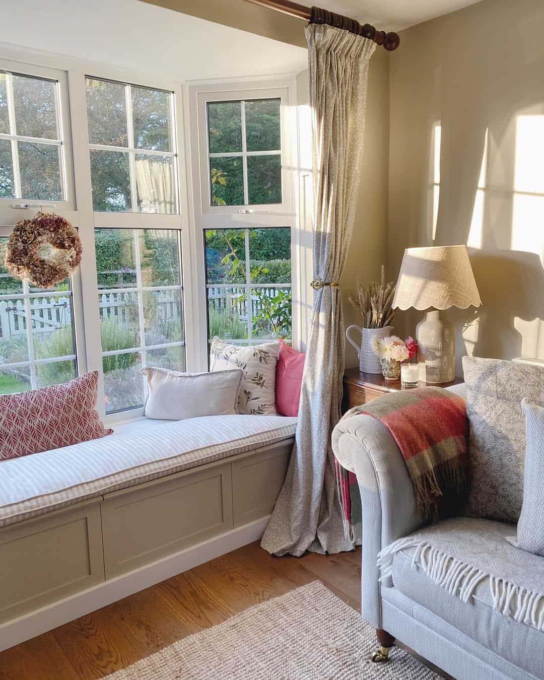 10 Bay Window Seating Ideas For Your Personal Retreat