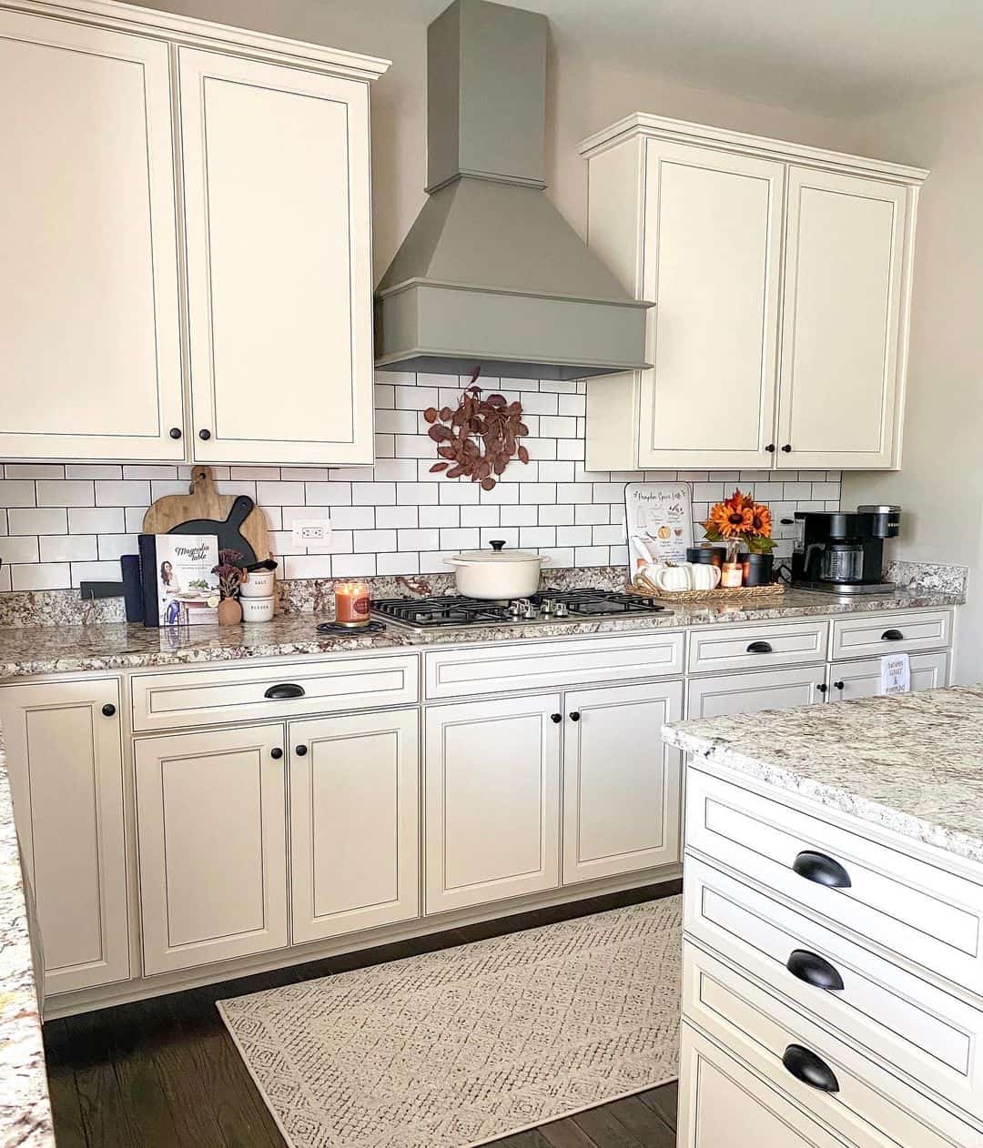 24 Dreamy Examples of Cream Kitchen Cabinets