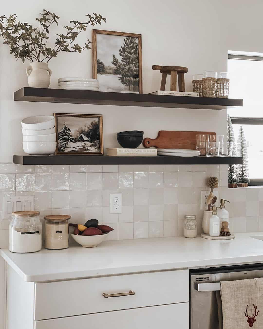 29 Nifty Kitchen Shelves Décor Ideas for an Optimal Design