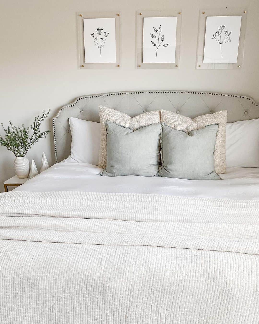 29 Modern Above Bed Décor Ideas for Your Bedroom