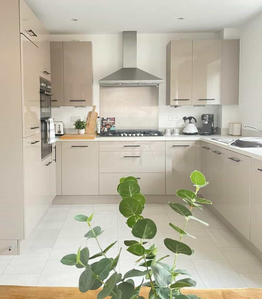 14 Modern Cream Kitchen Cabinets for a Cozy Design