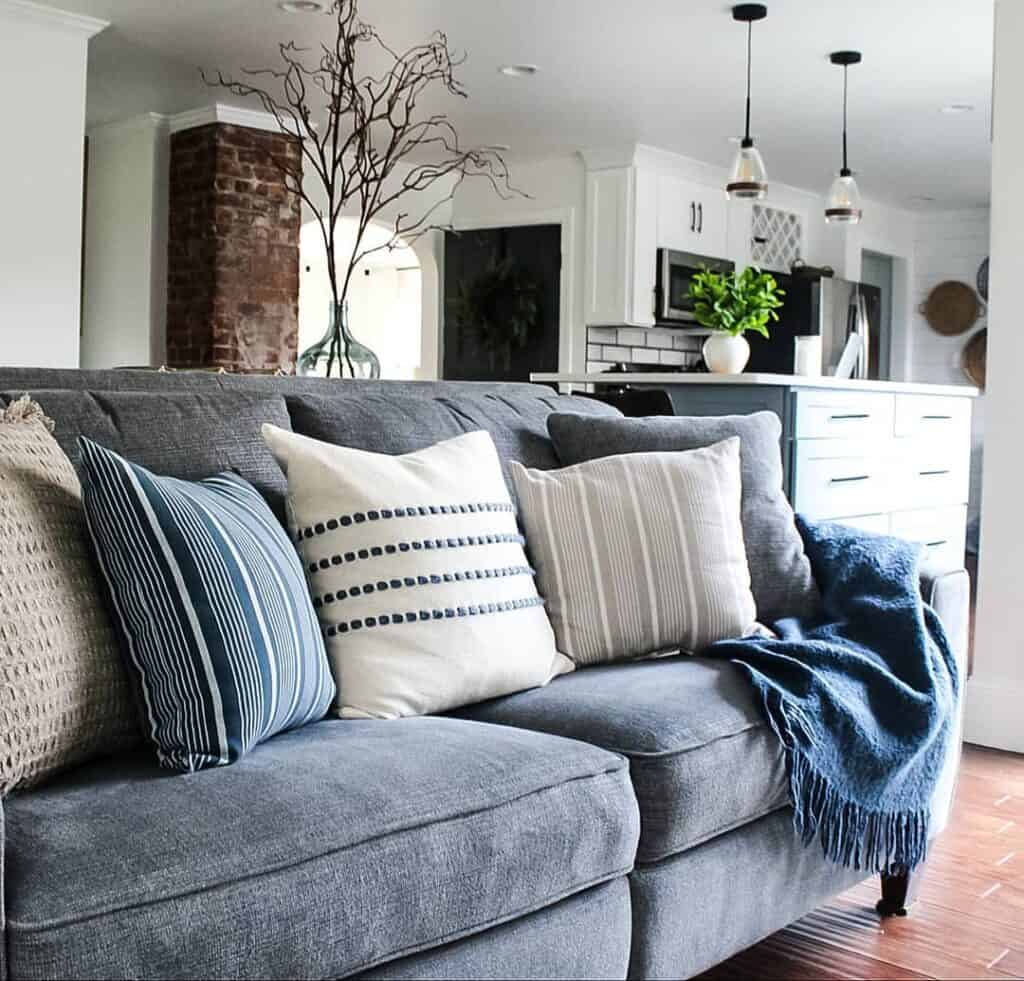 16 Beautiful and Bold Blue Living Room Ideas