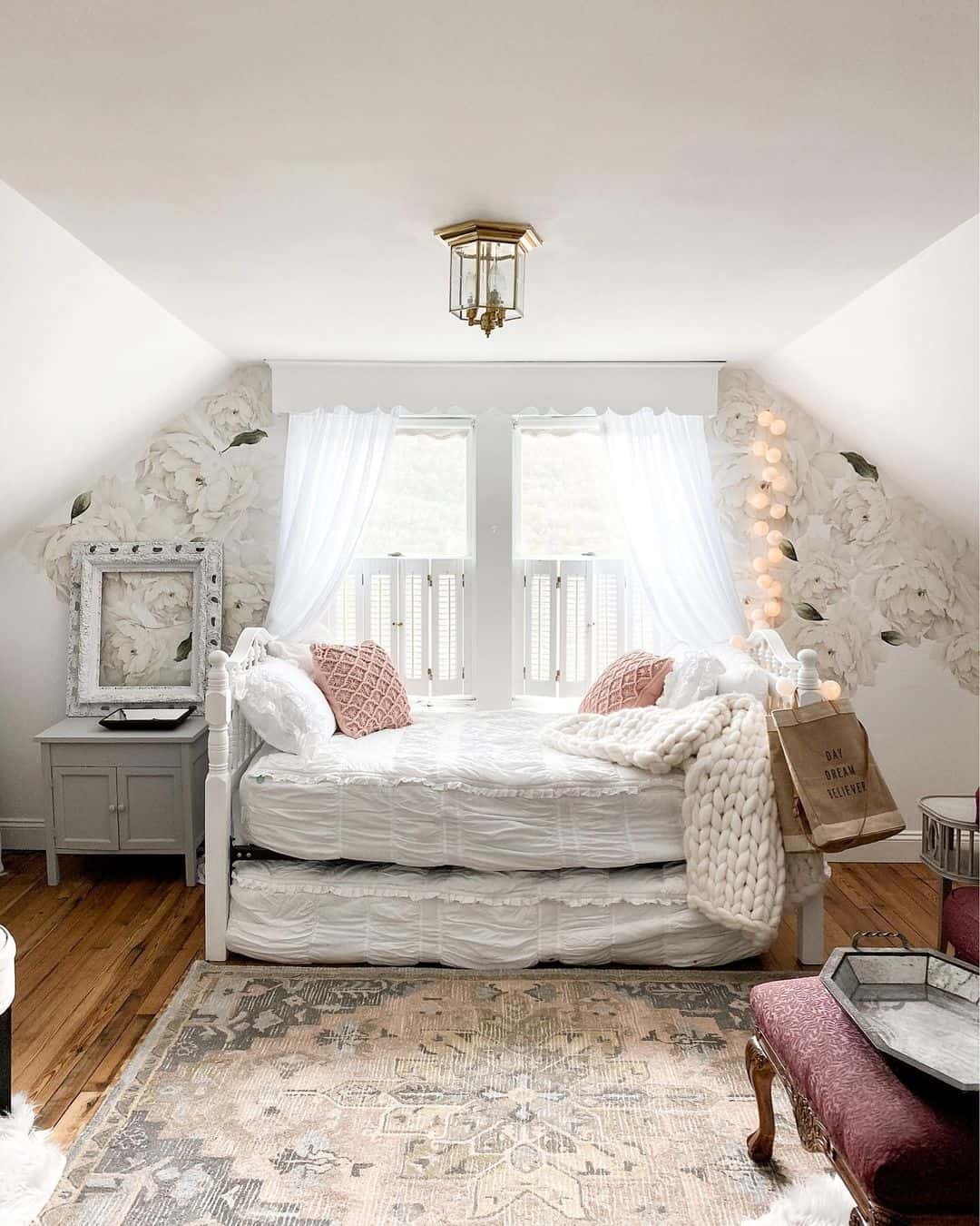 27 Small Bedroom Décor Ideas to Maximize the Potential of Your Space