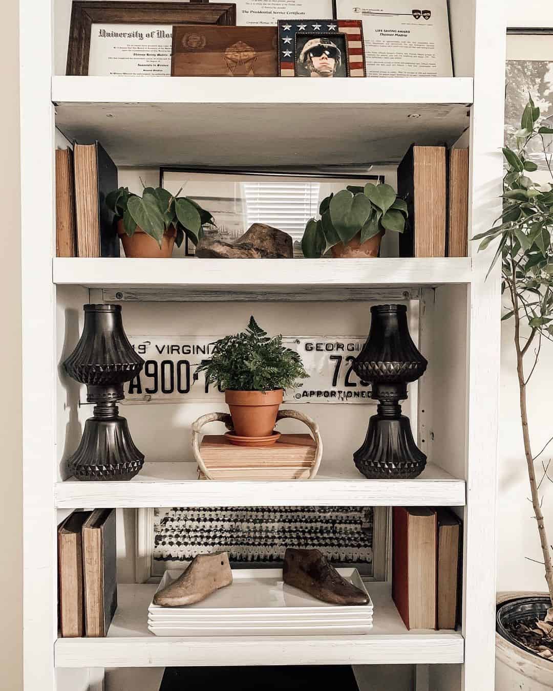 27 Bookshelf Organization Ideas with Appearance in Mind