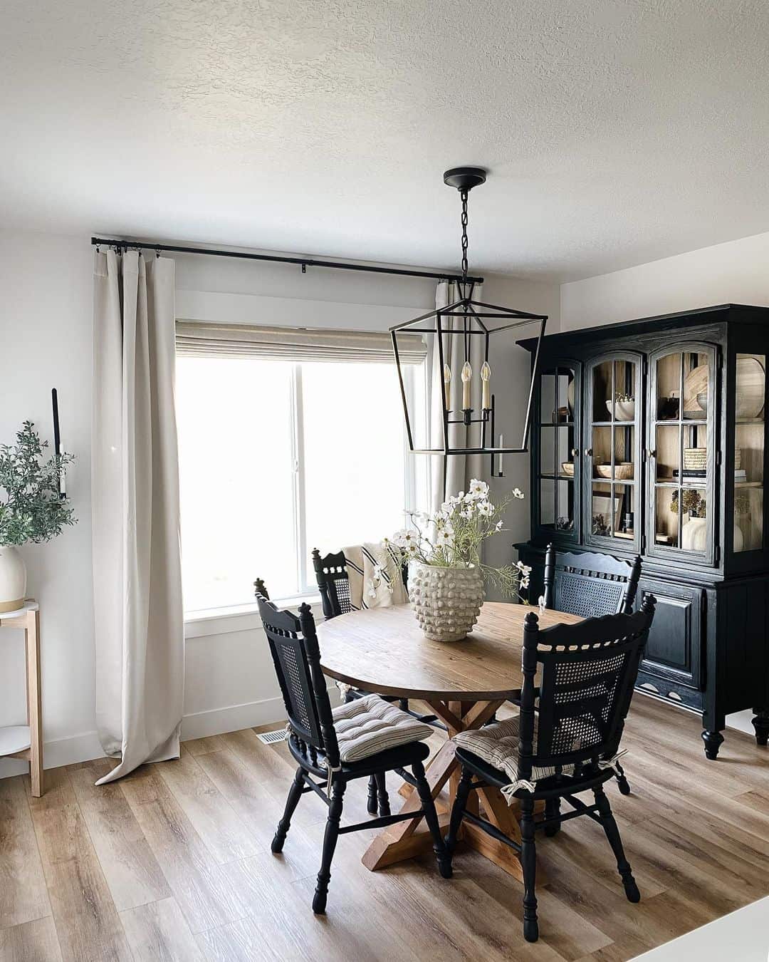 27 Sleek Modern Farmhouse Dining Rooms for Any Occasion