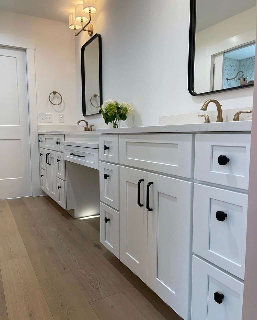 29 Pristine and Simple Styling Ideas for a White Bathroom