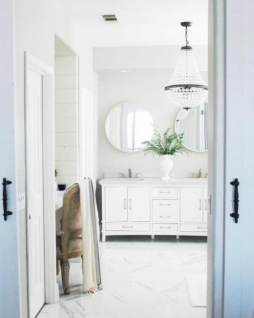29 Pristine and Simple Styling Ideas for a White Bathroom