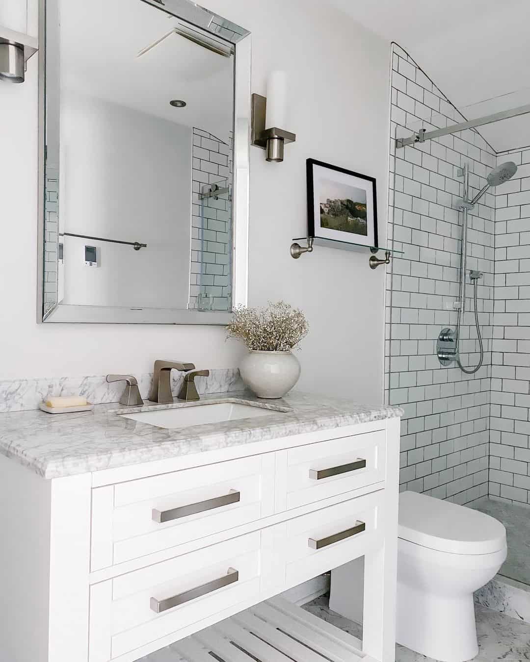 29 Pristine and Simple Styling Ideas for a White Bathroom