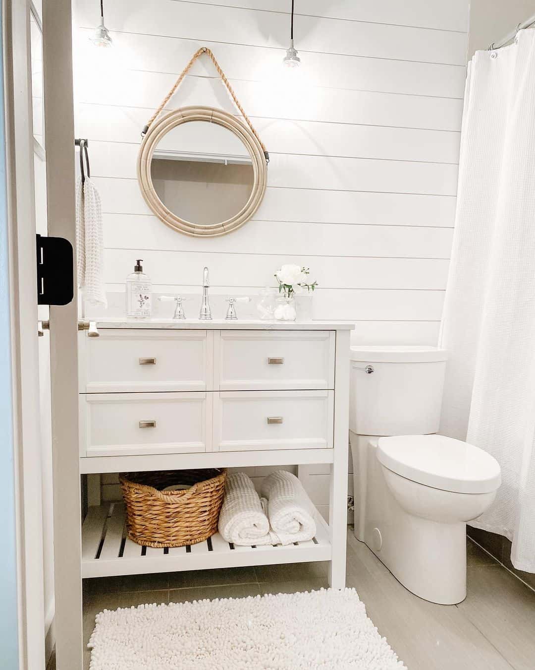 29 Pristine and Simple Styling Ideas for a White Bathroom