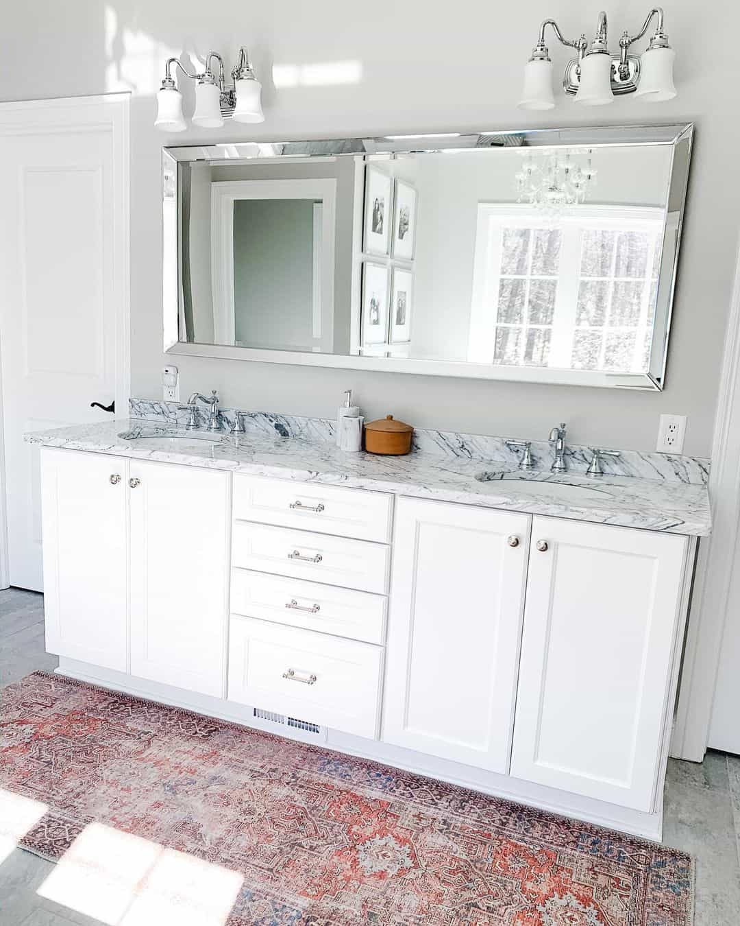 29 Pristine and Simple Styling Ideas for a White Bathroom