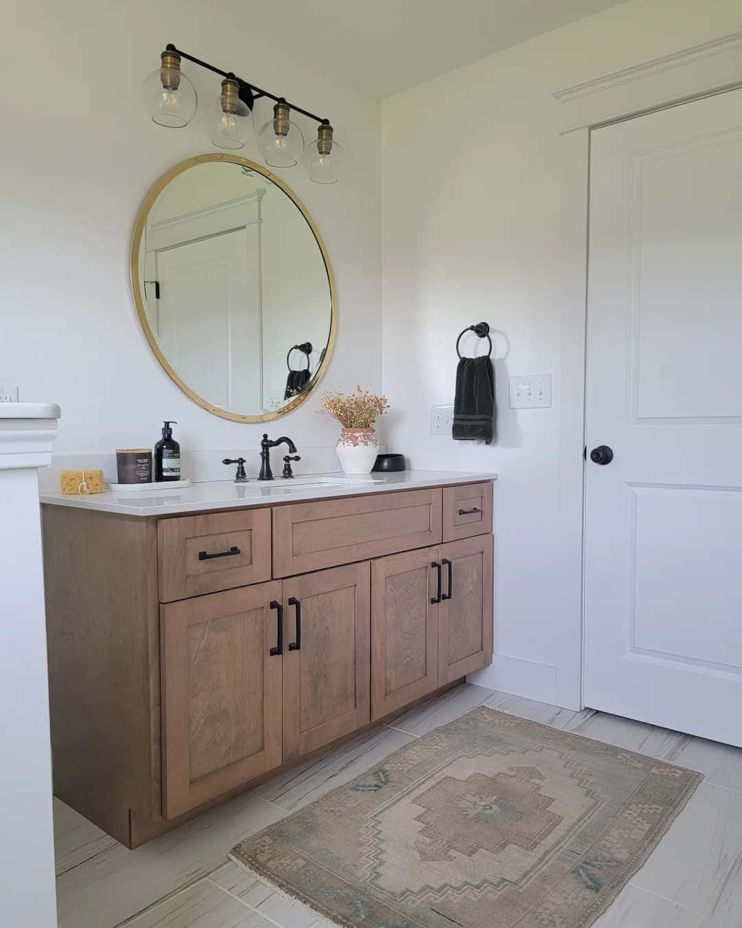 30 Modern Farmhouse Bathroom Ideas for a Blended Space