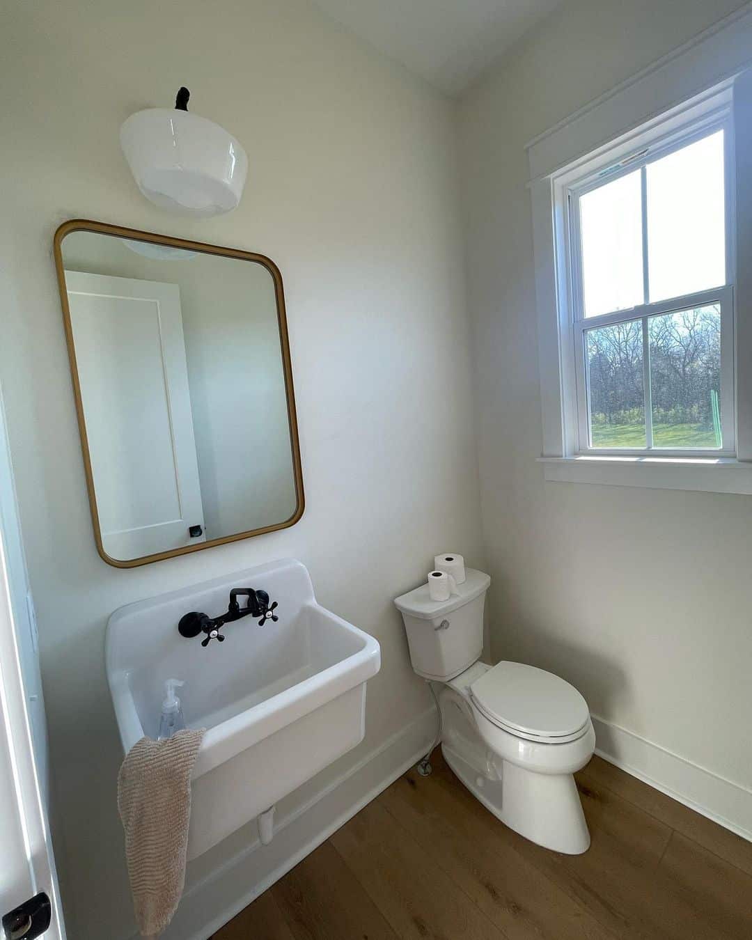 25 Modern Farmhouse Powder Room Designs You’ll Adore