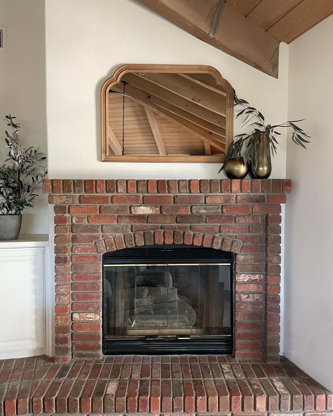 20 Sophisticated Designs to Complement a Red Brick Fireplace