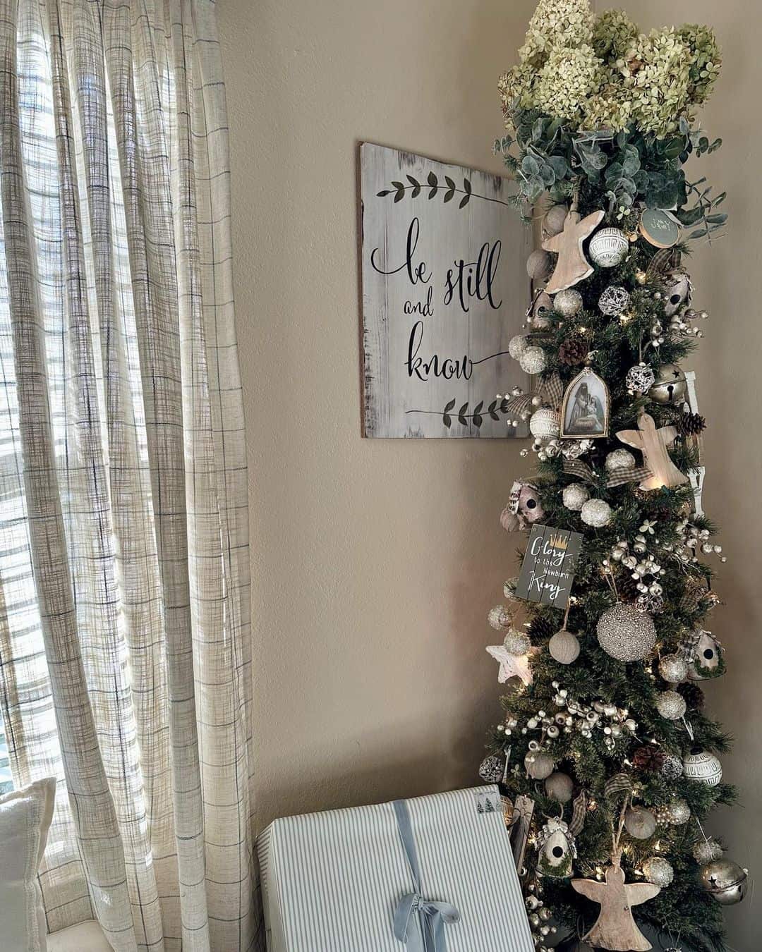 23 Serene Neutral Christmas Décor Examples Sure To Amaze