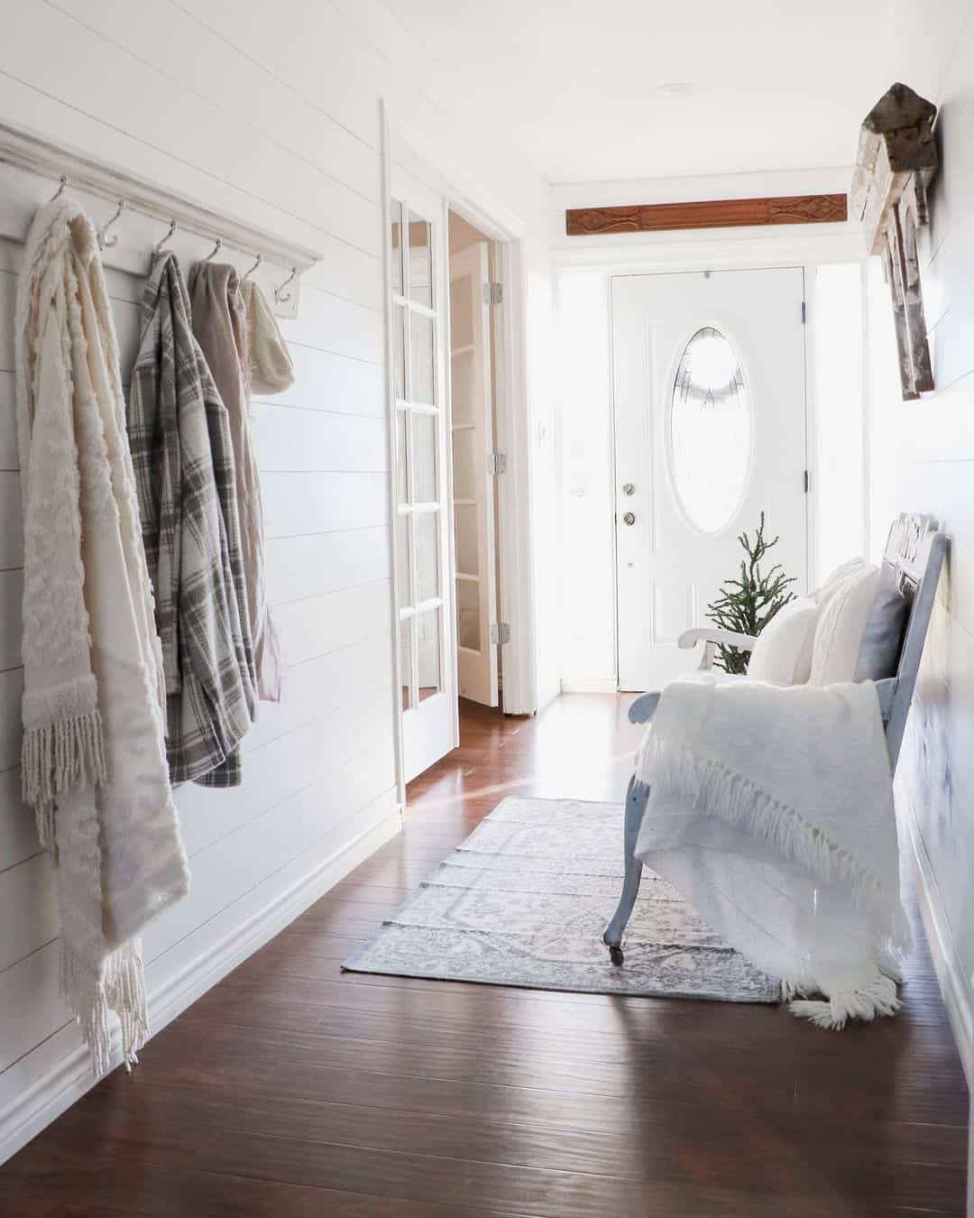25 Narrow Entryway Ideas for an Impressive Look