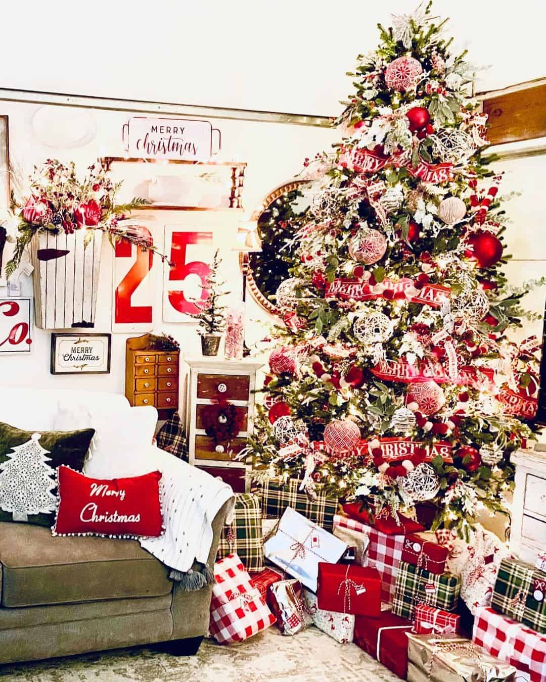 22 Magical Christmas Tree Decorations With Ribbon