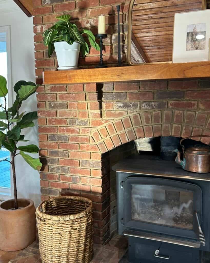 20 Sophisticated Designs to Complement a Red Brick Fireplace