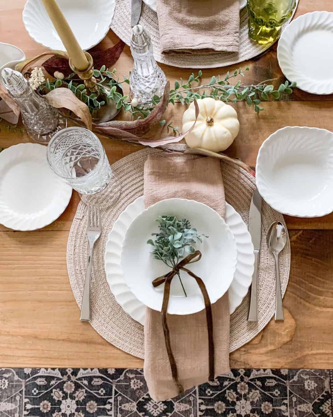 21 Fantastic Examples of Farmhouse Thanksgiving Table Décor