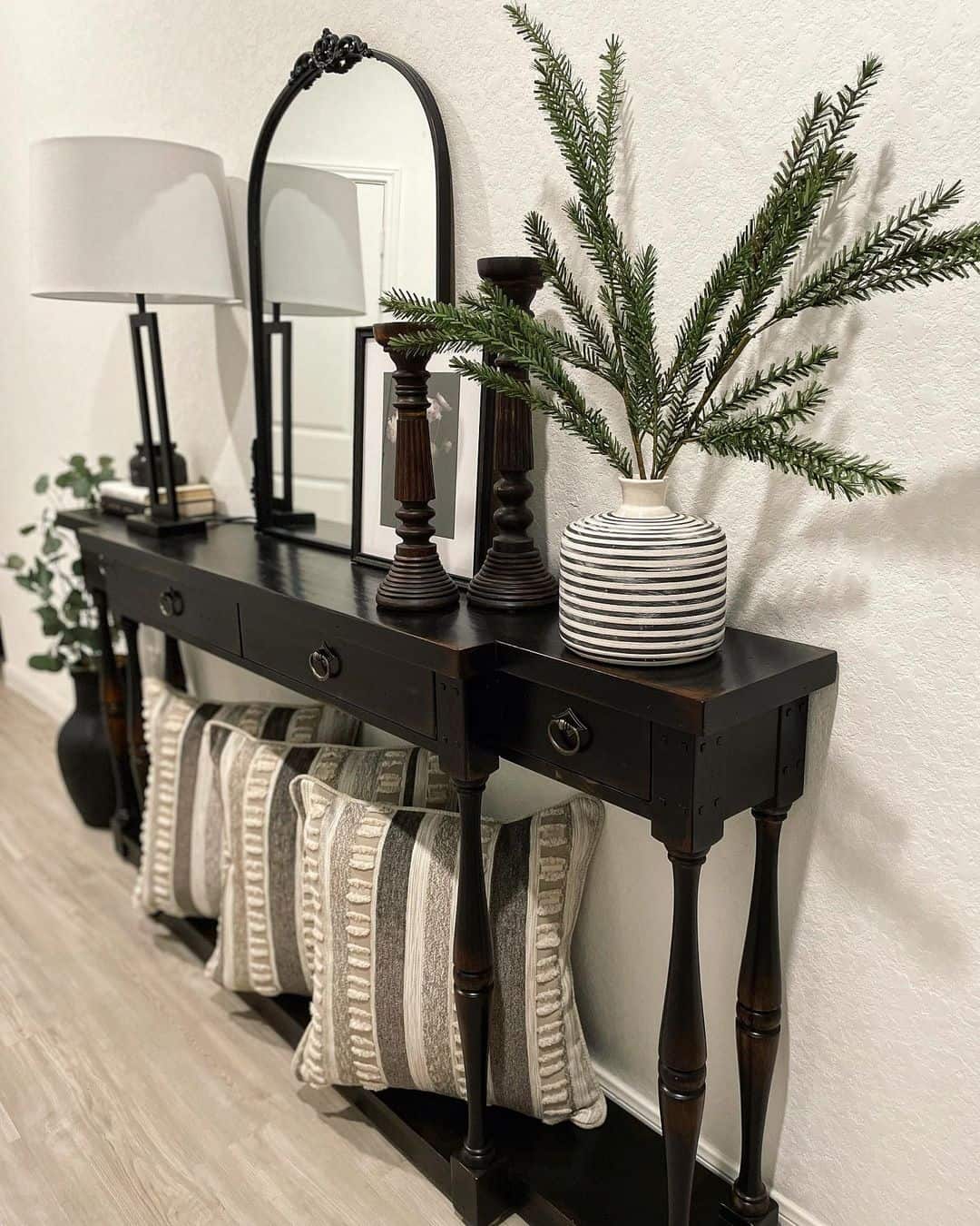 21 Wintery Examples of Entryway Table Christmas Décor