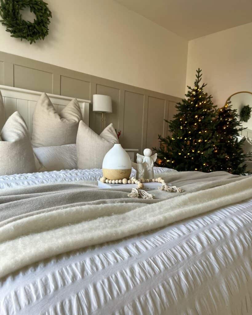 17 Twinkly Winter Wonderland Bedrooms Full of Holiday Style