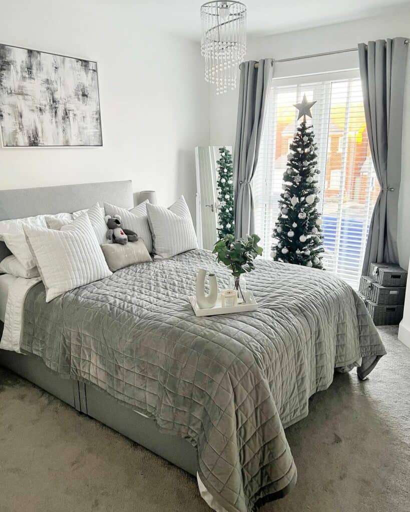 17 Twinkly Winter Wonderland Bedrooms Full of Holiday Style