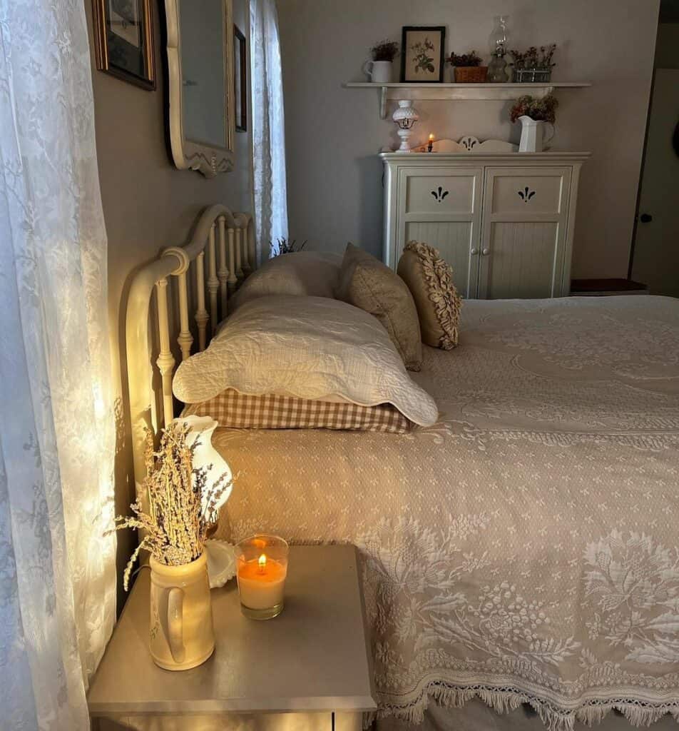 21 Ideas for Styling a Bed Between Two Windows