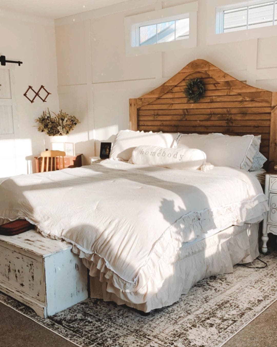 21 Ideas for Styling a Bed Between Two Windows