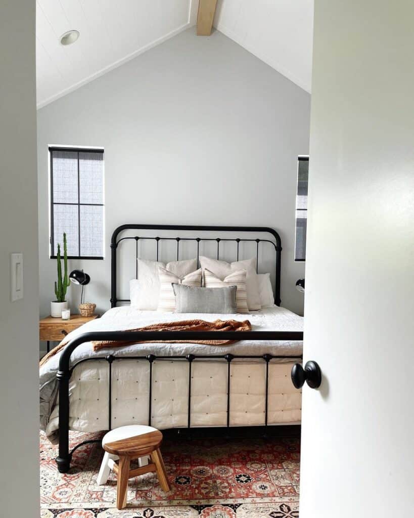 21 Ideas for Styling a Bed Between Two Windows