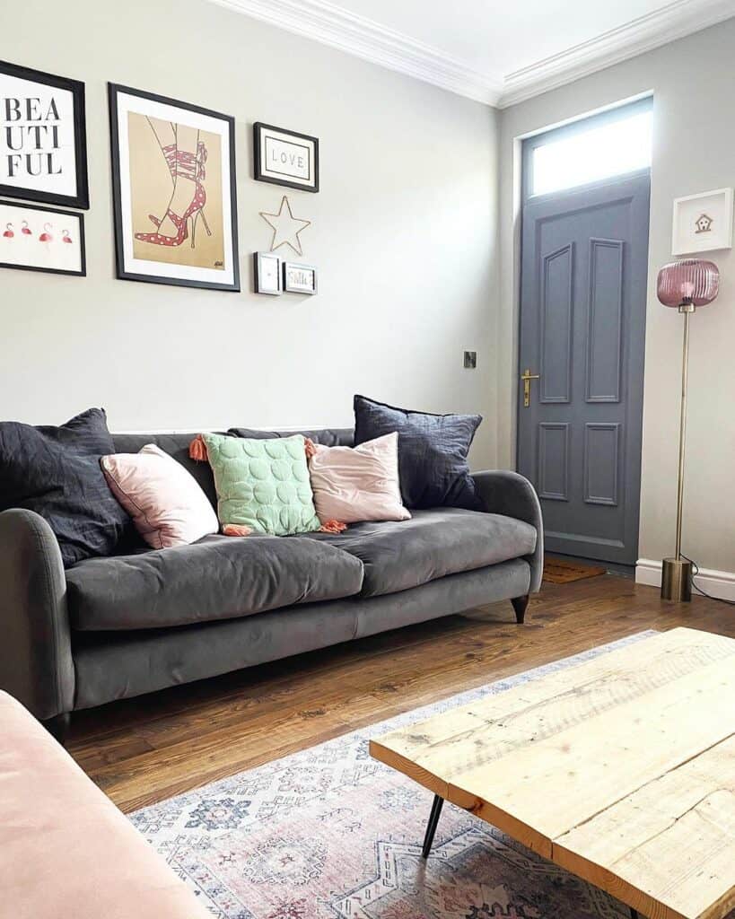 21 Stunning Rug Ideas for Grey Couches
